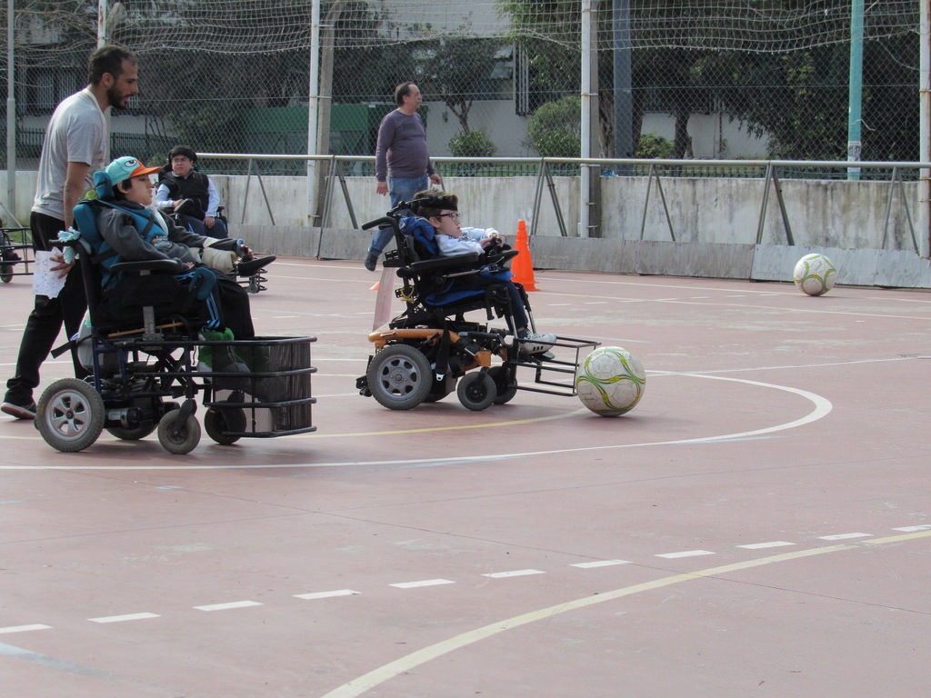 Estudiantes y docentes de Ingeniería desarrollan sillas de ruedas para ...
