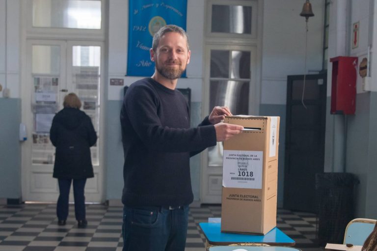 Julián Álvarez y Leandro Decuzzi votaron en Lanús Oeste - Diario Contexto